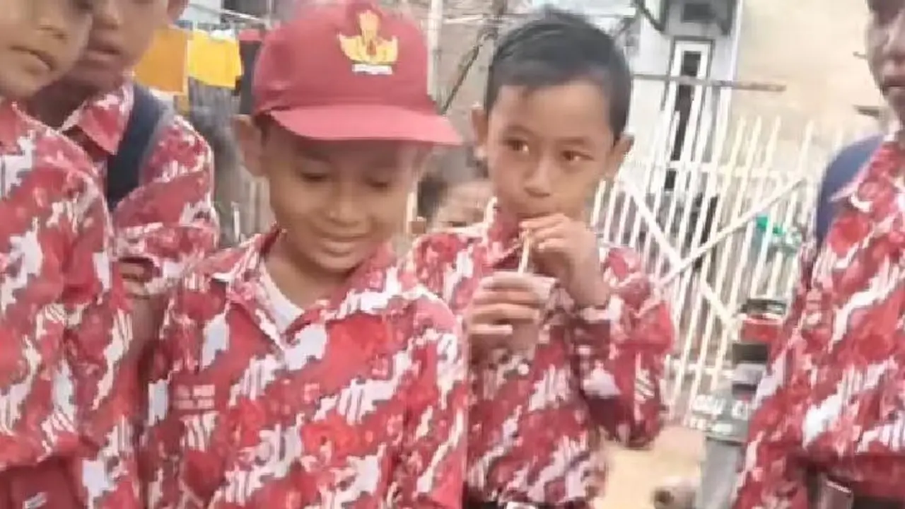 Penjual Es Asal Bandung Viral karena Jualan Pakai Robot Buatan Sendiri ...