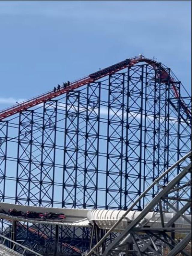Ngeri Banget, Roller Coaster Berhenti di Ketinggian Paksa Penumpang ...