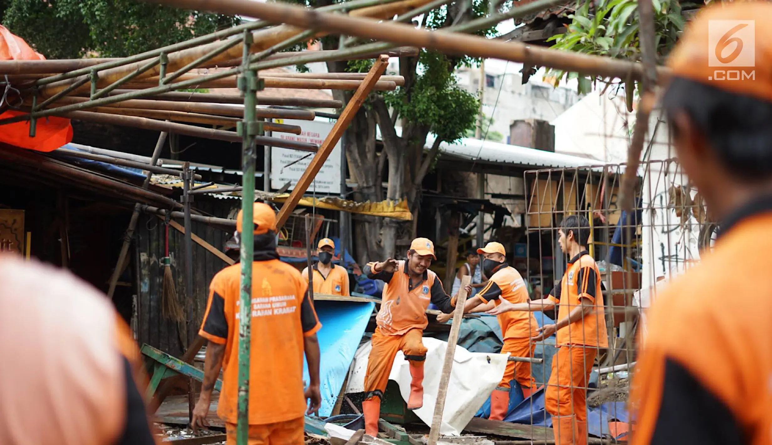 FOTO: Revitalisasi Trotoar, Kios Nasi Kapau di Jalan Kramat Raya ...