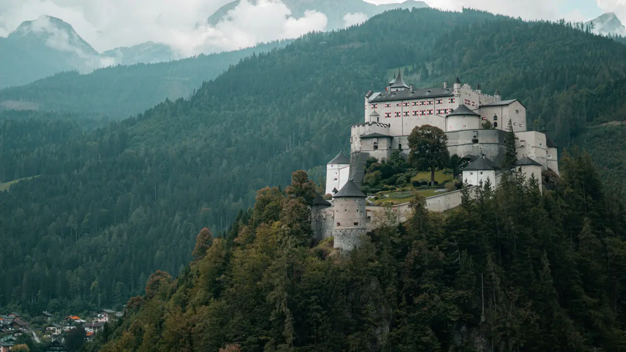 15 Kastil Legendaris Paling Tua di Dunia, Temukan Mana yang Paling ...