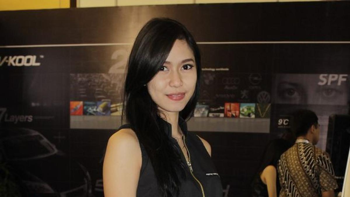 Senyum Cantik Para SPG POS 2014 - Galeri Otosia.com