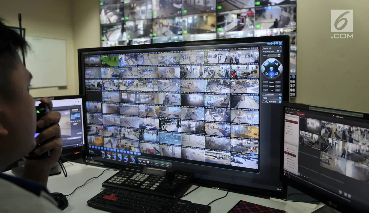 FOTO: Menengok Ruang Monitor CCTV Terminal Pulogebang - Foto Liputan6.com