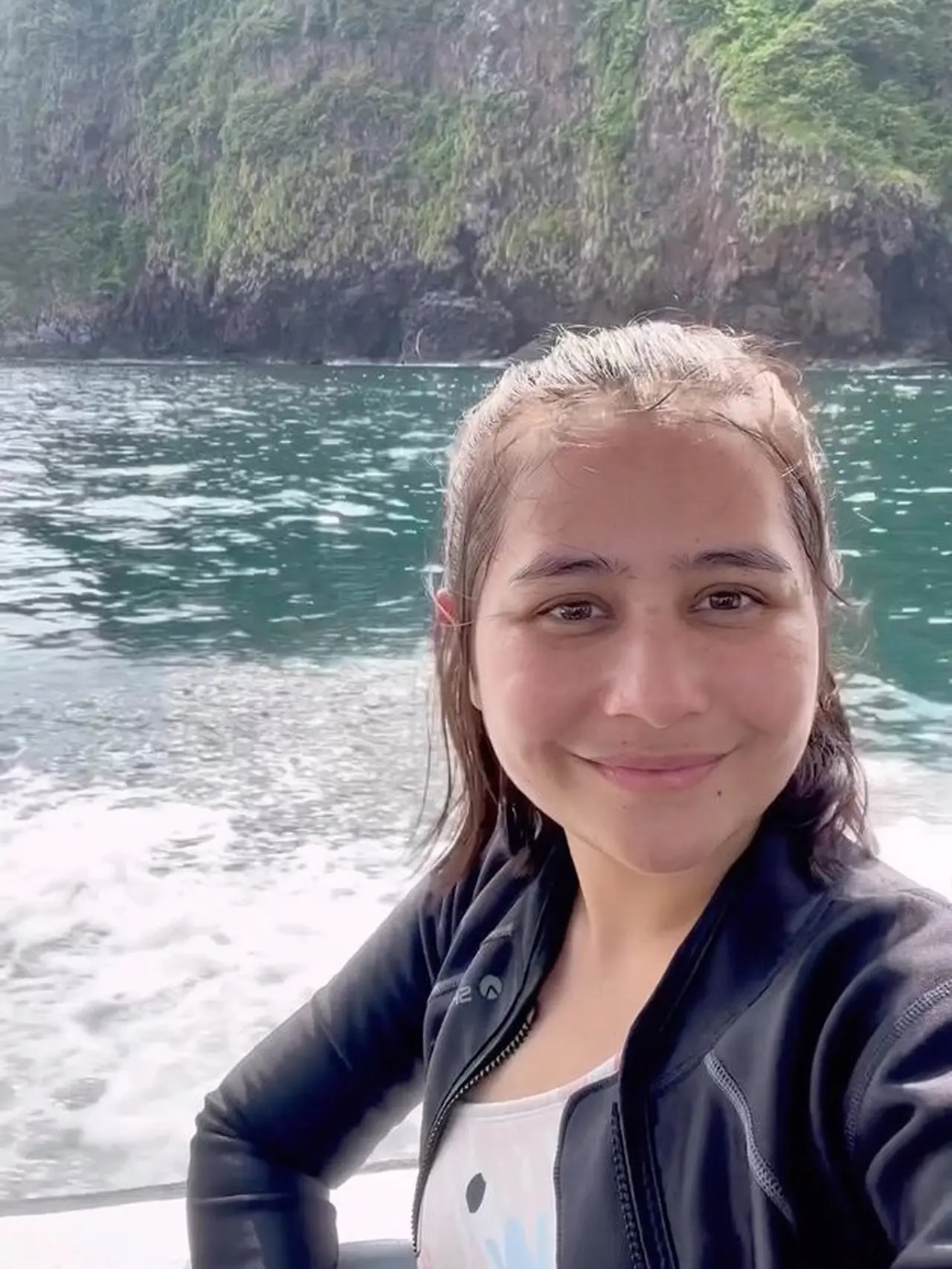 Cantiknya Natural, Potret Prilly Latuconsina Nikmati Liburan Tanpa Makeup