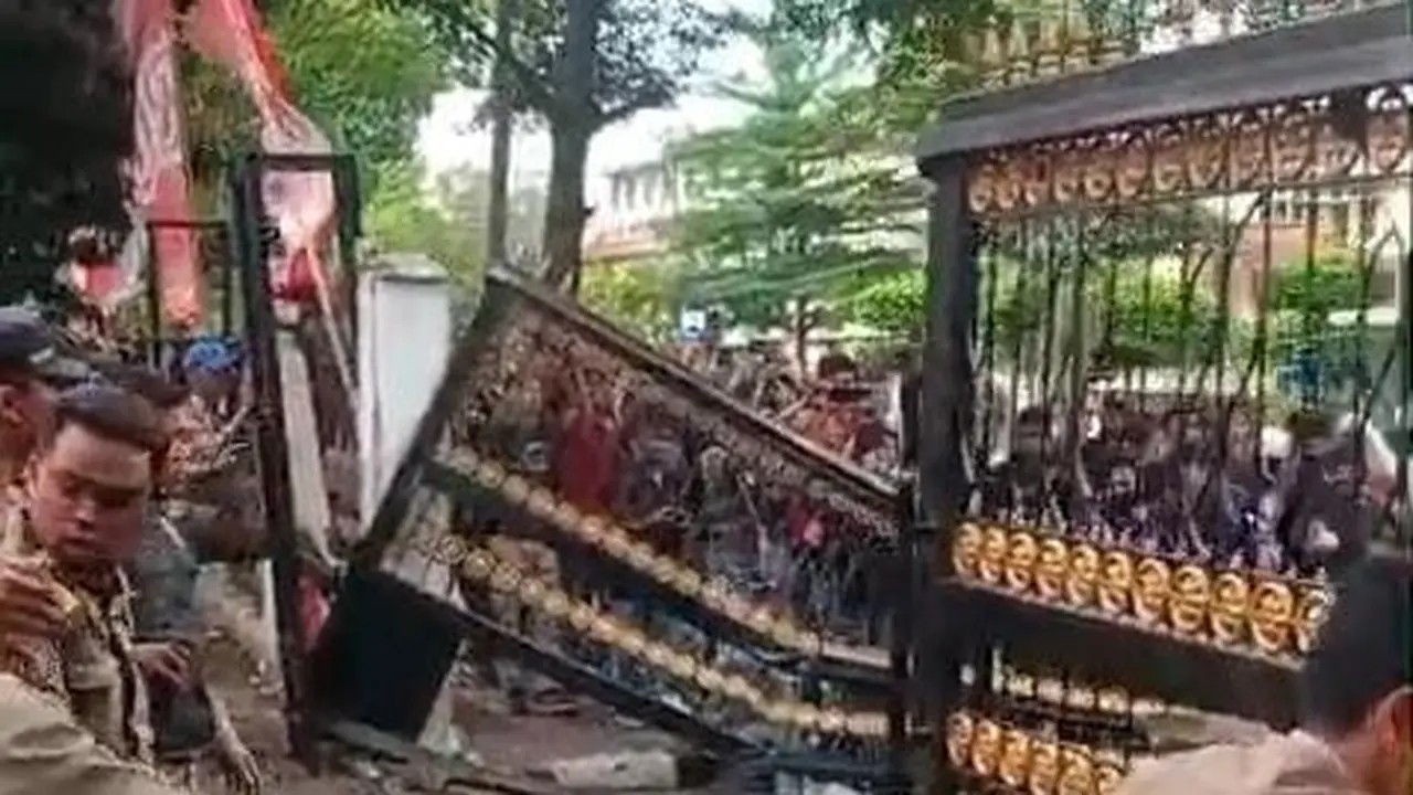 Demo Memanas! Mahasiswa Jebol Pagar Gedung DPRD Kota Bogor