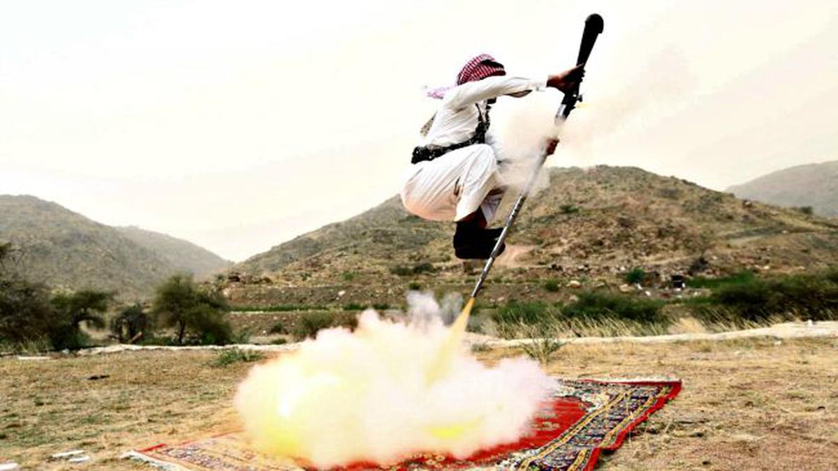 Aksi Kocak Pria Arab Terbang Menggunakan Senapan - Global Liputan6.com