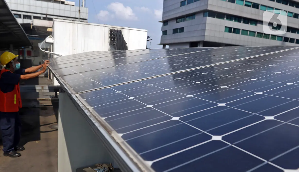 FOTO: Target Industri Panel Surya Dalam Negeri - Foto Liputan6.com
