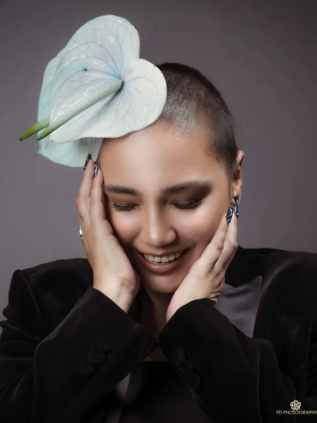 6 Potret Feby Febiola Dengan Busana Serba Hitam, Tampil Penuh Percaya ...