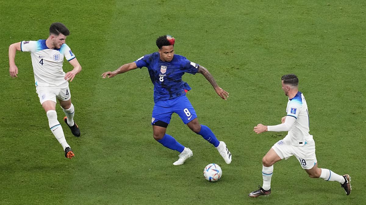 Enggak Sopan Banget, Weston McKennie Ngelap Tangan Pakai Rompi ...