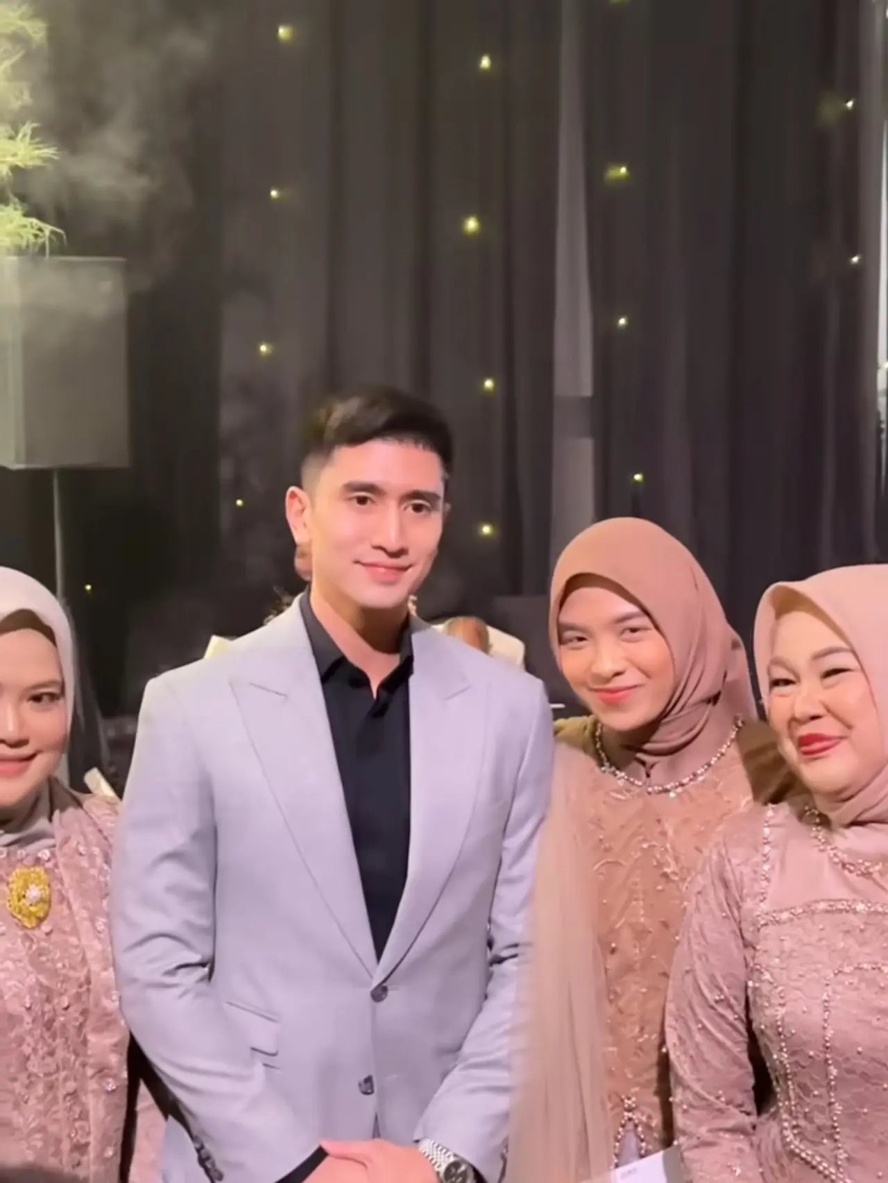 7 Potret Verrell Bramasta ke Nikahan Mantan, Doakan Febby Rastanty dan ...