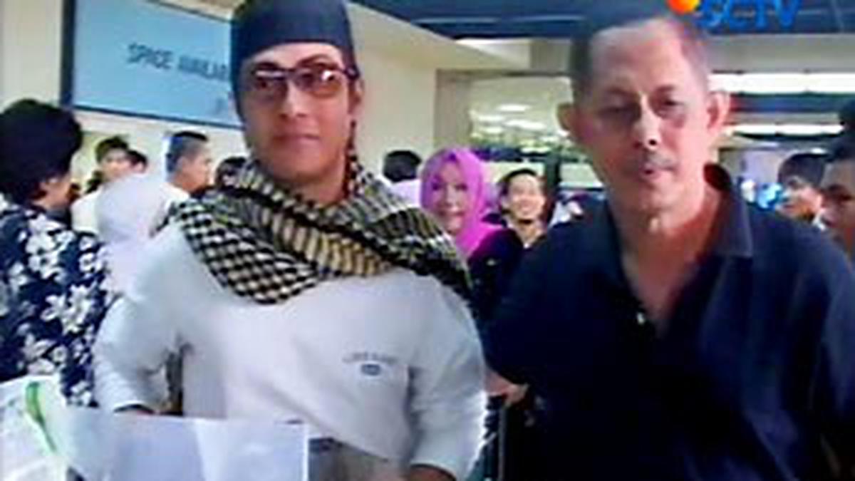 Ferry Ardiansyah Pulang Umrah - ShowBiz Liputan6.com