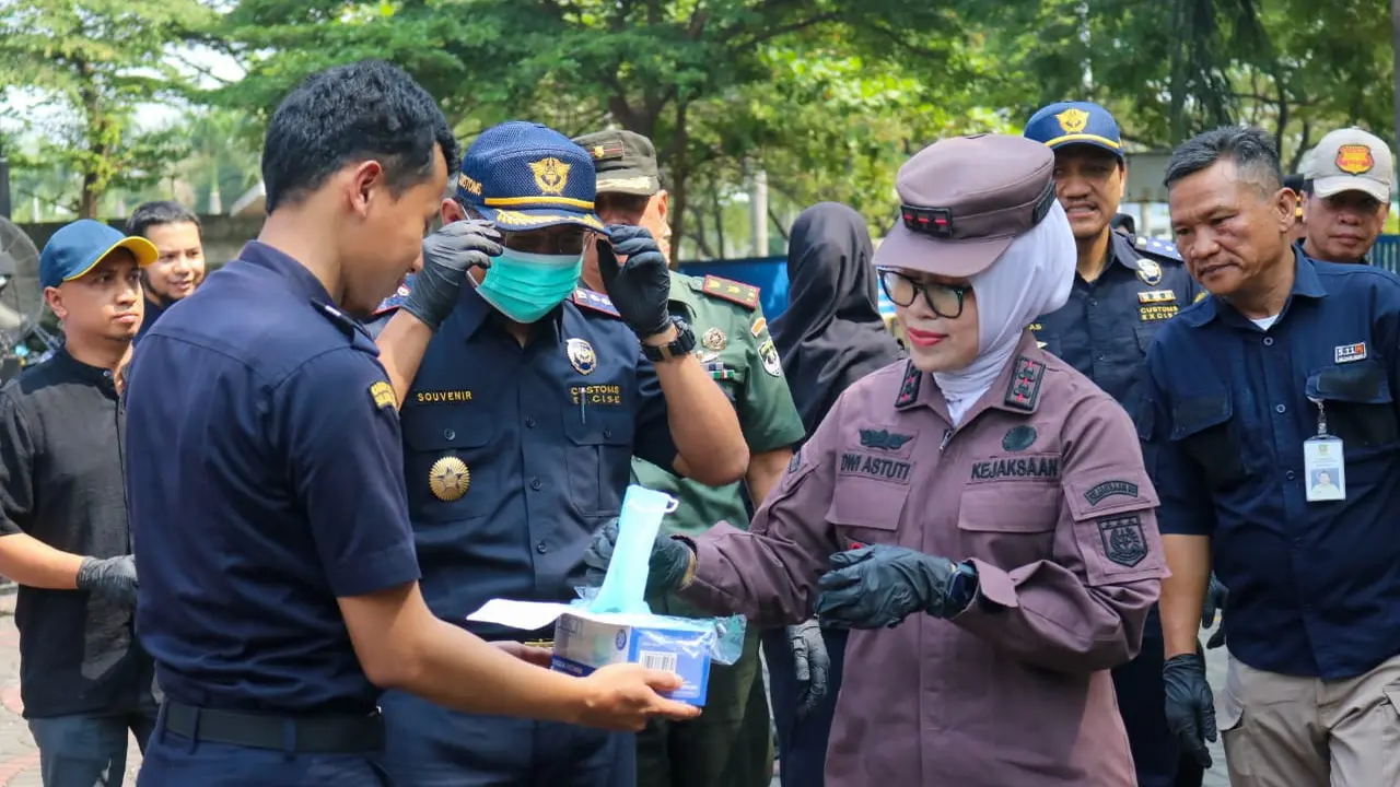 Bea Cukai Musnahkan Jutaan Batang Rokok Ilegal - News Liputan6.com