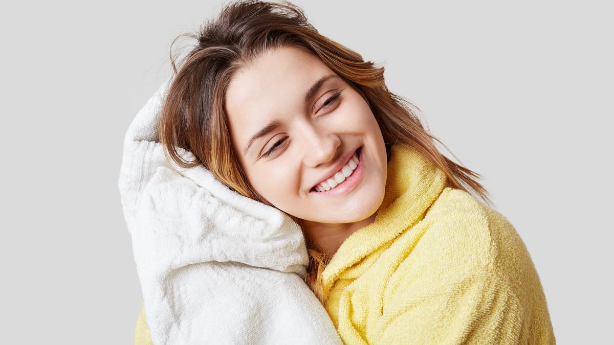 Keramas atau Sabunan Dulu? Ini Urutan Mandi yang Benar Menurut Dermatolog