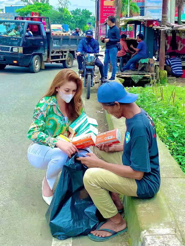 Heni Tania Borong Dagangan Pedagang Keliling Saat Tahun Baru, Ini ...