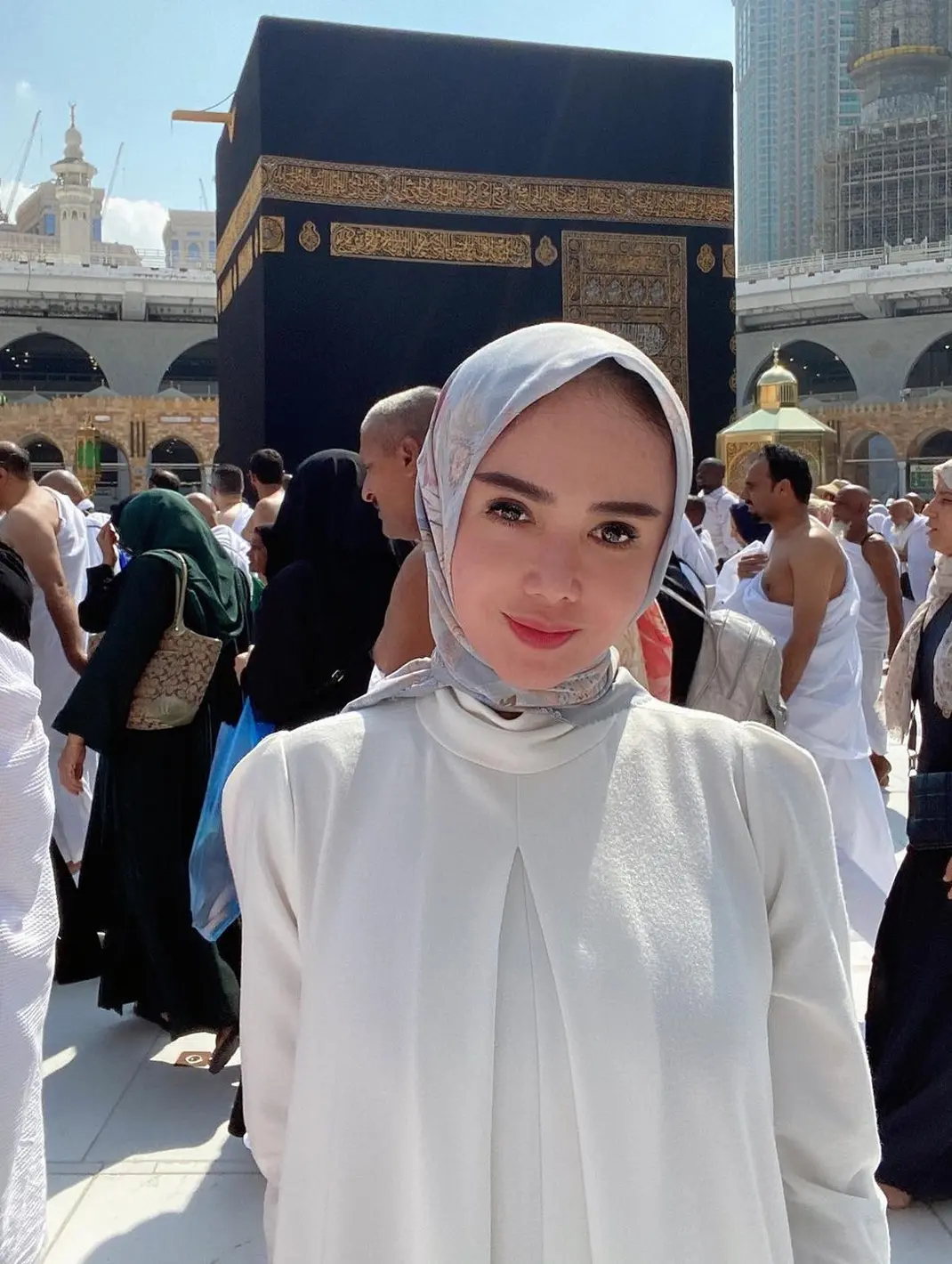 10 Potret Yuni Shara Tampil Berhijab Saat Umrah, Bikin Pangling - Photo Fimela.com