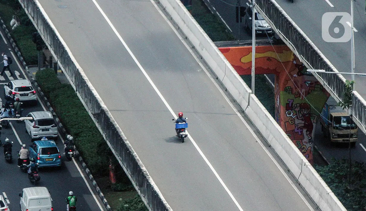 Berbahaya!, Pengendara Motor Masih Nekat Lewat JLNT Casablanca - Foto ...