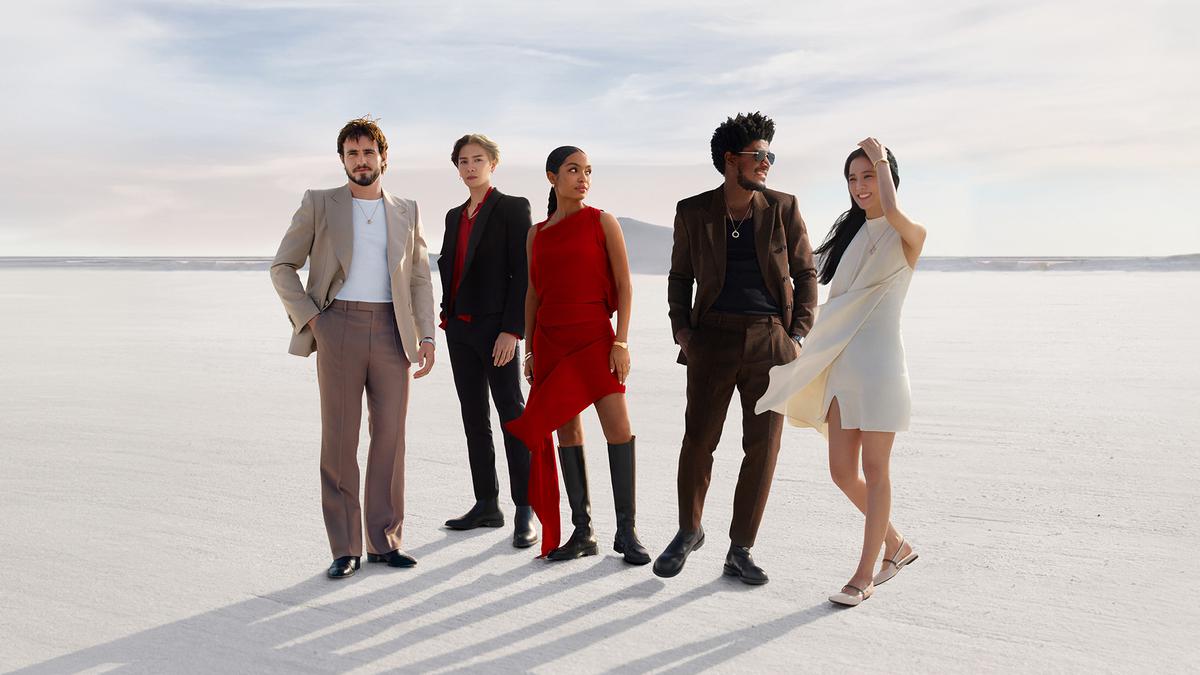 Adu Visual Mahal Jisoo BLACKPINK, Jackson Wang hingga Yara Shahidi Kenakan Koleksi Trinity ...