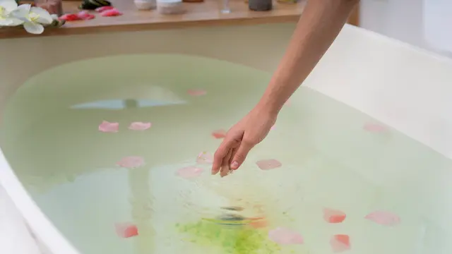 7 Manfaat Mandi Kembang Tujuh Rupa yang Perlu Diketahui - Ragam Bola.com