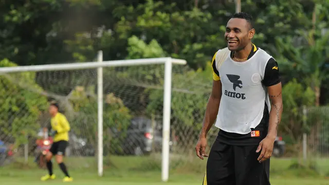 Lama Dinanti, Titus Bonai Akhirnya Gabung Latihan Sriwijaya FC ...