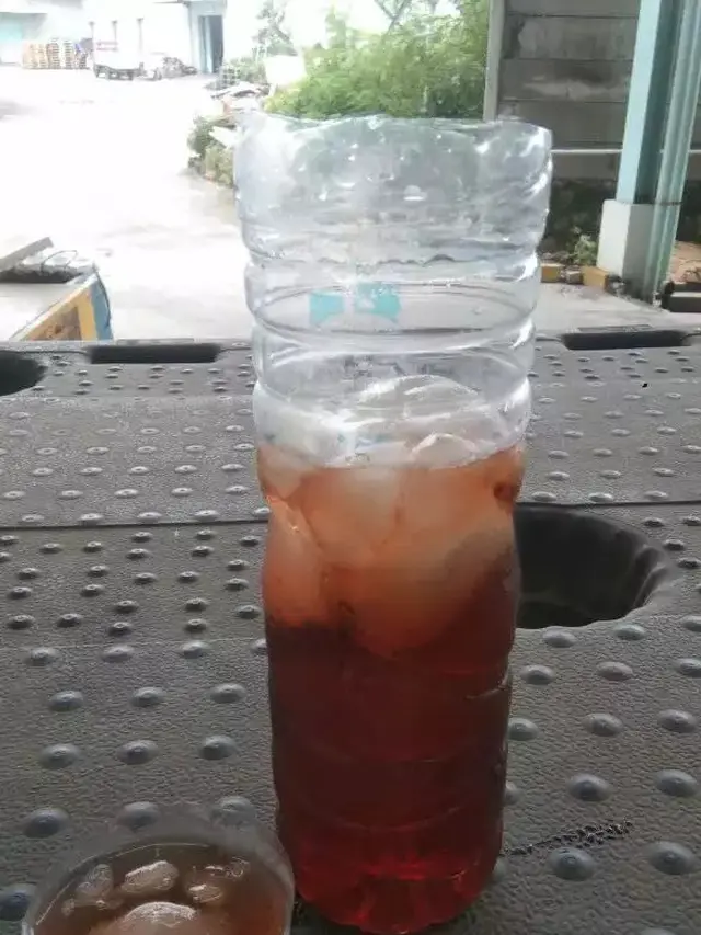 10 Potret Kocak Orang Minum Es Teh di Cuaca yang Panas Ini Bikin Tepuk ...