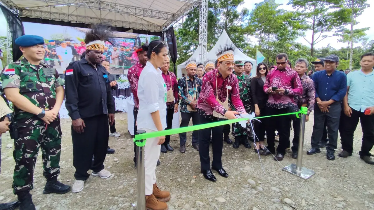 Tradisi Bakar Batu Awali Groundbreaking Pembangunan Pabrik Semen di ...