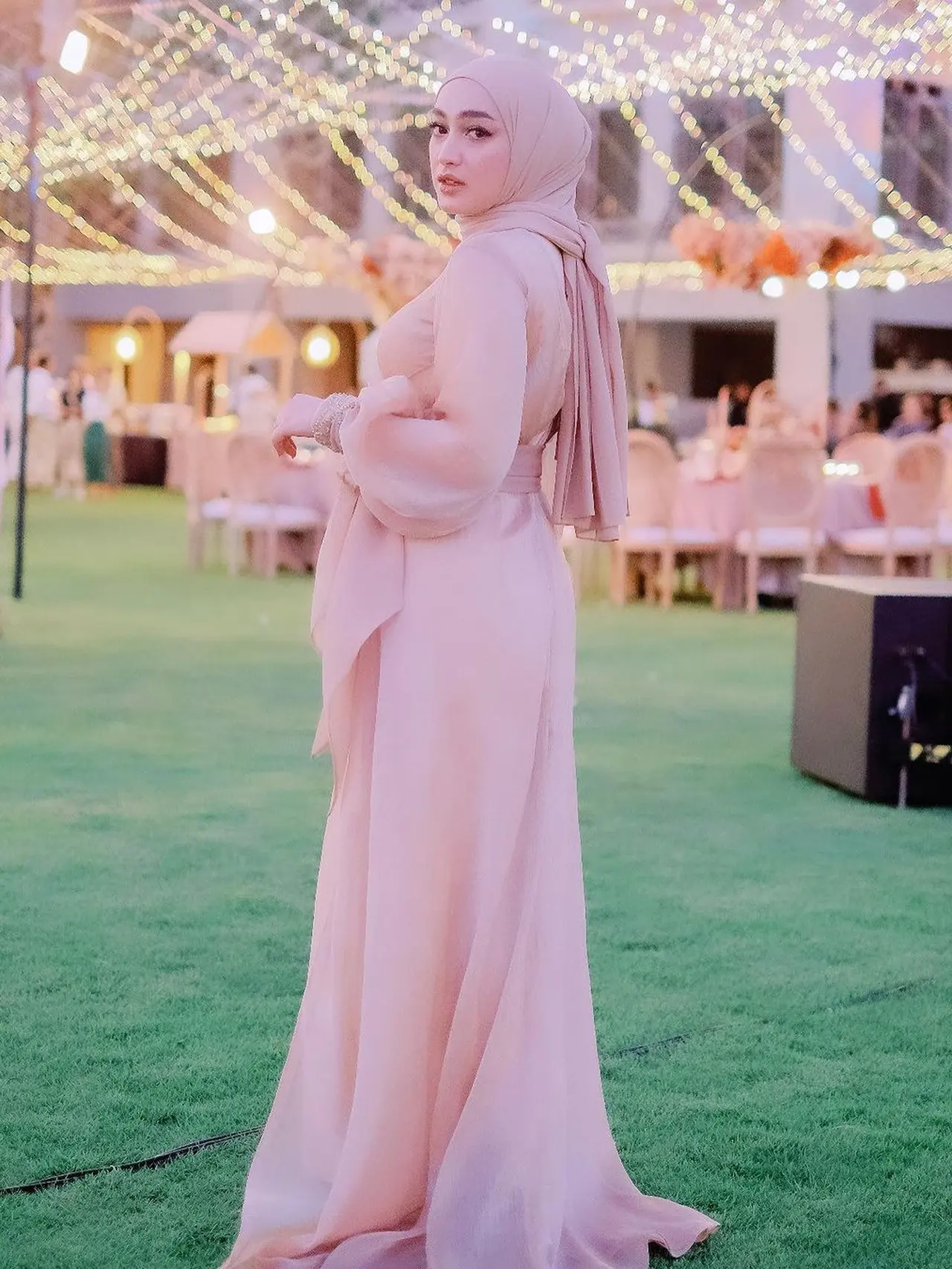 8 Potret Santyka Kekasih Sule di Resepsi Rizky Febian dan Mahalini di ...