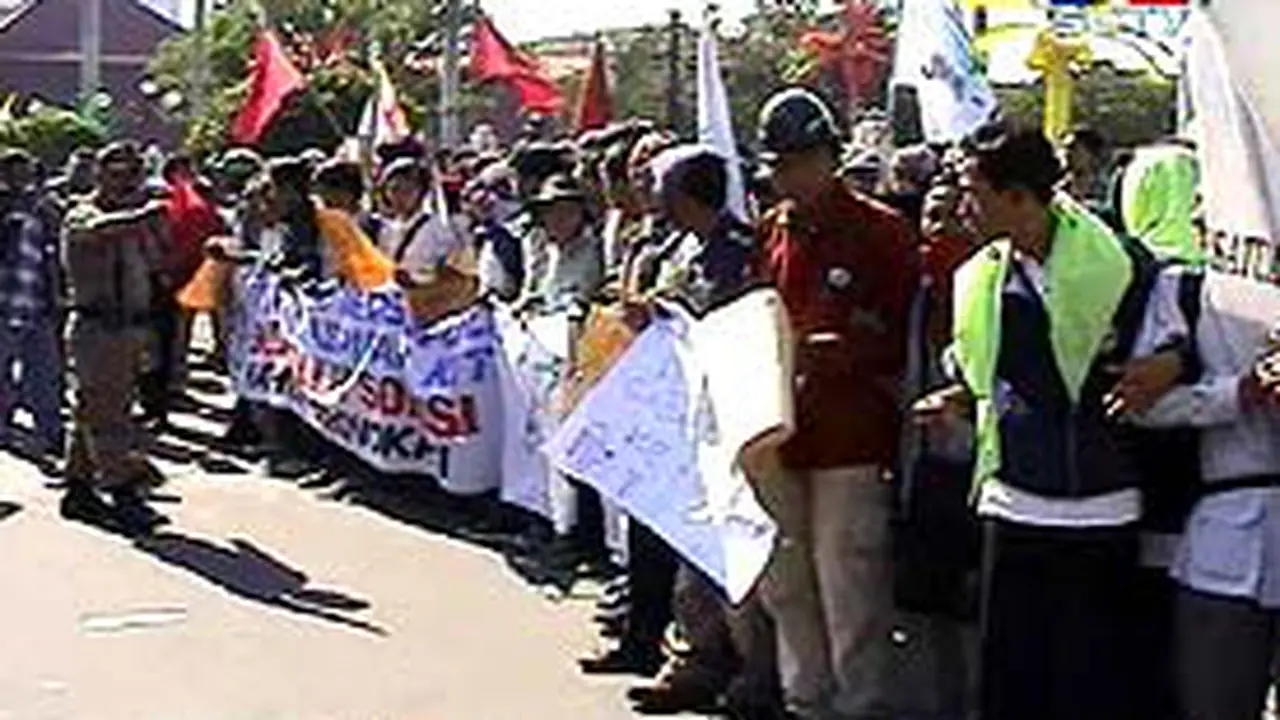 Simpatisan Moncong Putih Merampas Poster Mahasiswa - News Liputan6.com