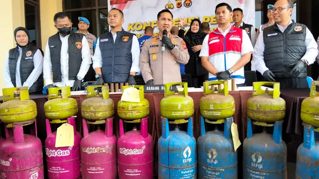Kasus Elpiji Oplosan di Purwakarta Terbongkar, Ratusan Tabung Gas Jadi Barang Bukti - Regional ...