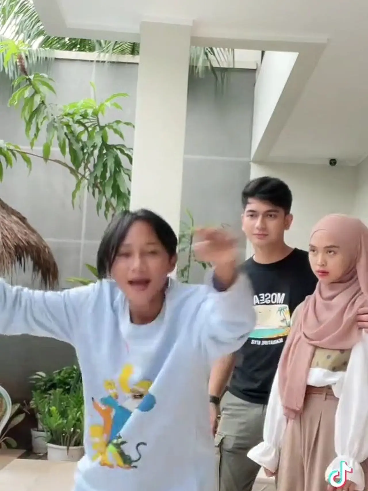 6 Potret Fajar Sad Boy Joget Sambil Tersenyum, Disebut Sudah Move On ...