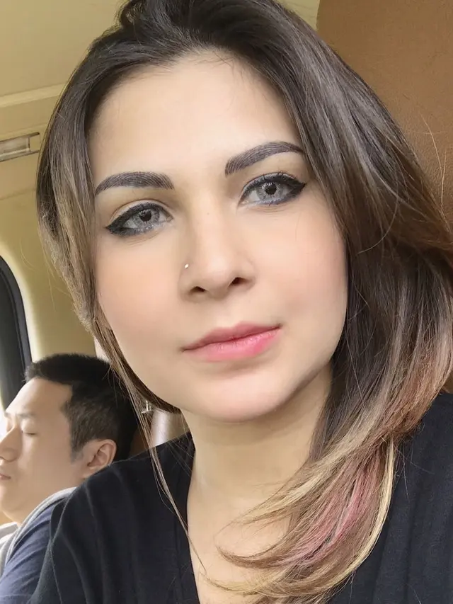 Jarang Muncul, Ini 6 Potret Terbaru Deasy Bouman yang Makin Memesona ...