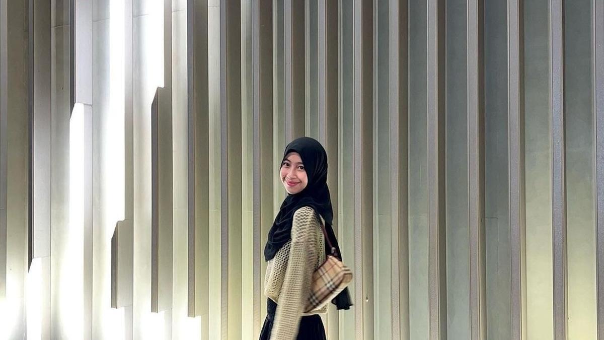 6 Outfit Feminin Ala Adiba Khanza, Cocok untuk Hangout Bareng Bestie