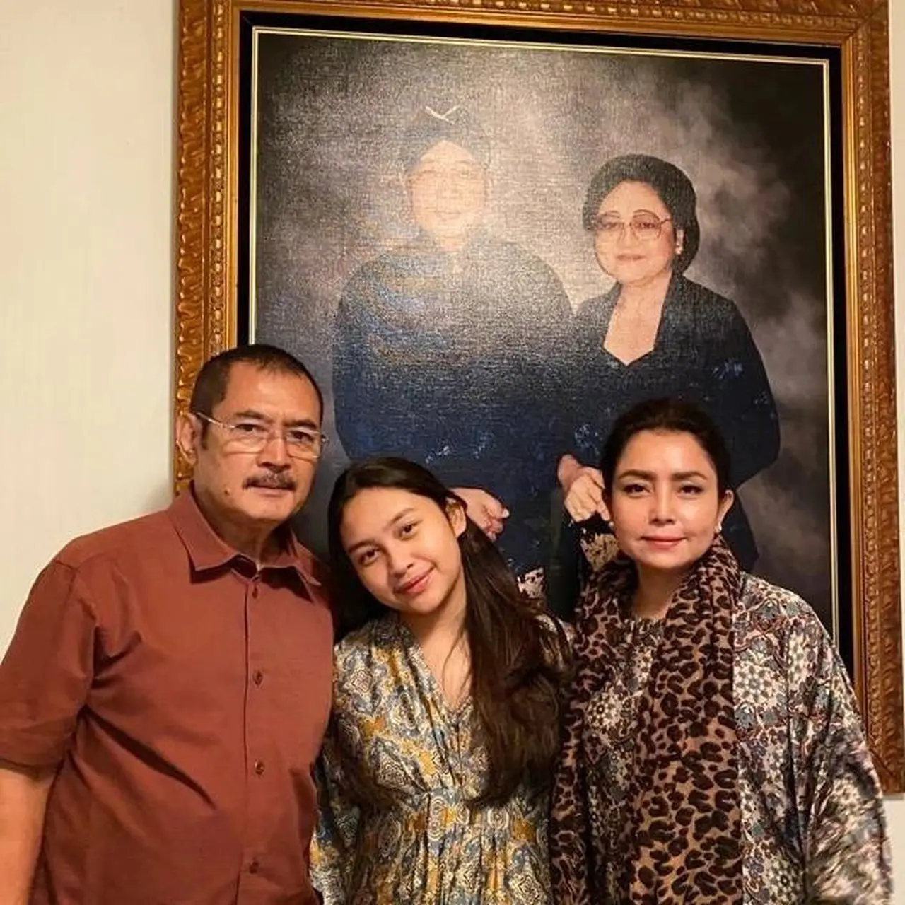 6 Potret Khirani Anak Mayangsari Foto Bareng Kakek dan Nenek, Orang Terpandang - Hot Liputan6.com