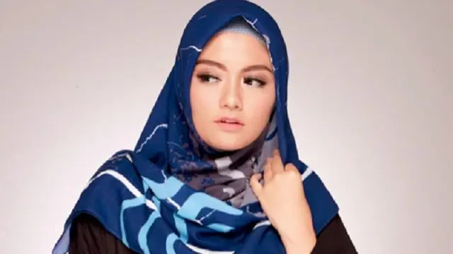 Potret Tika Ramlan Dalam Balutan Hijab, Tetap Stylish & Cantik - Islami ...