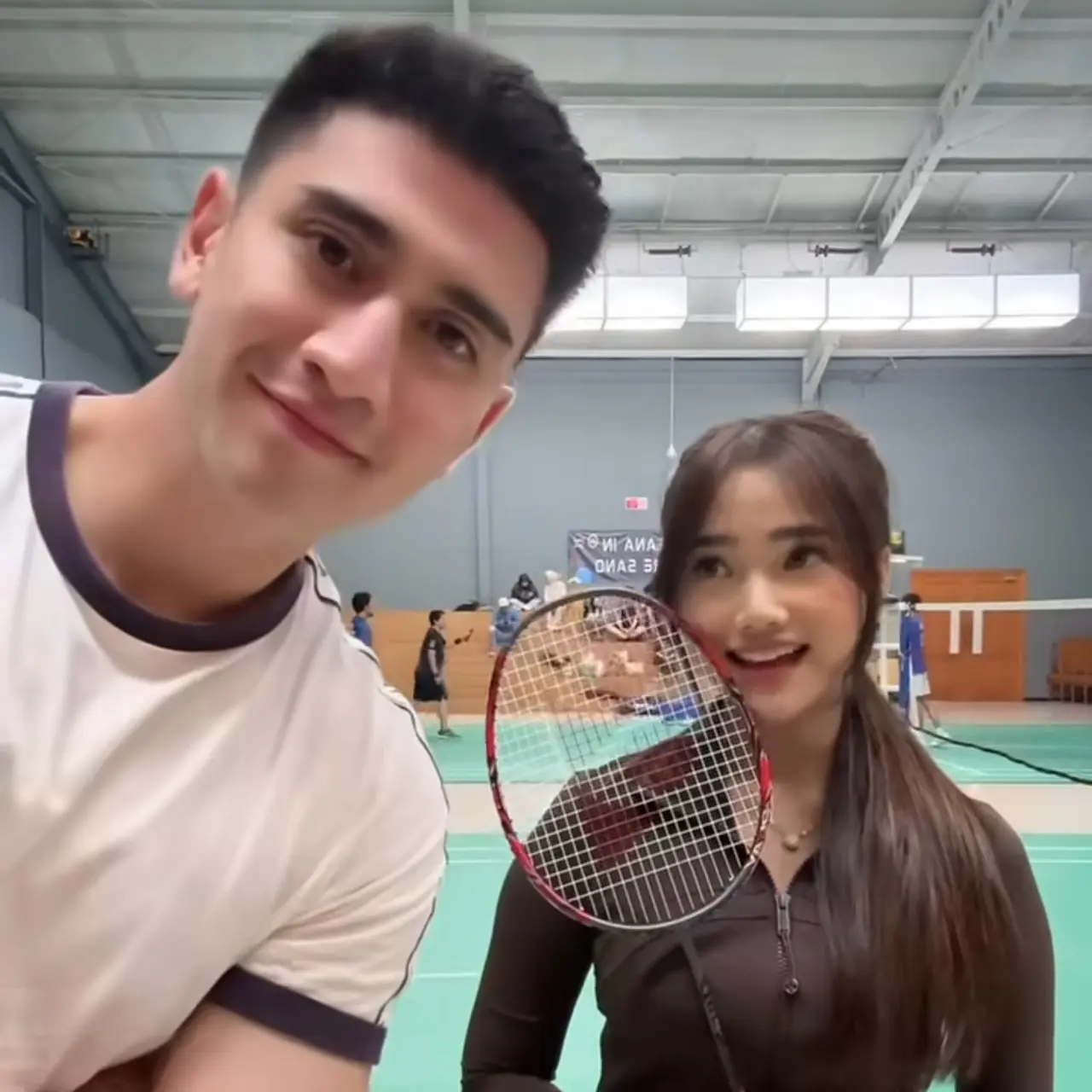 7 Potret Verrell Bramasta Ajak Fuji ke Kantor DPR, Diakhiri Badminton Bareng - Hot Liputan6.com