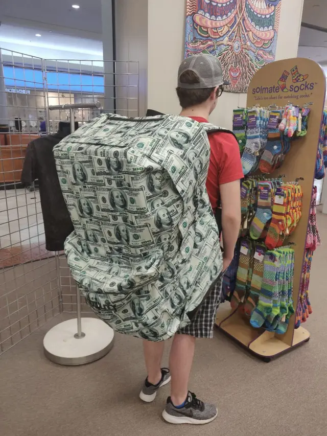 6 Tas Ukuran Raksasa Ini Nyeleneh, Netizen: Muat Harapan Orang Tua ...