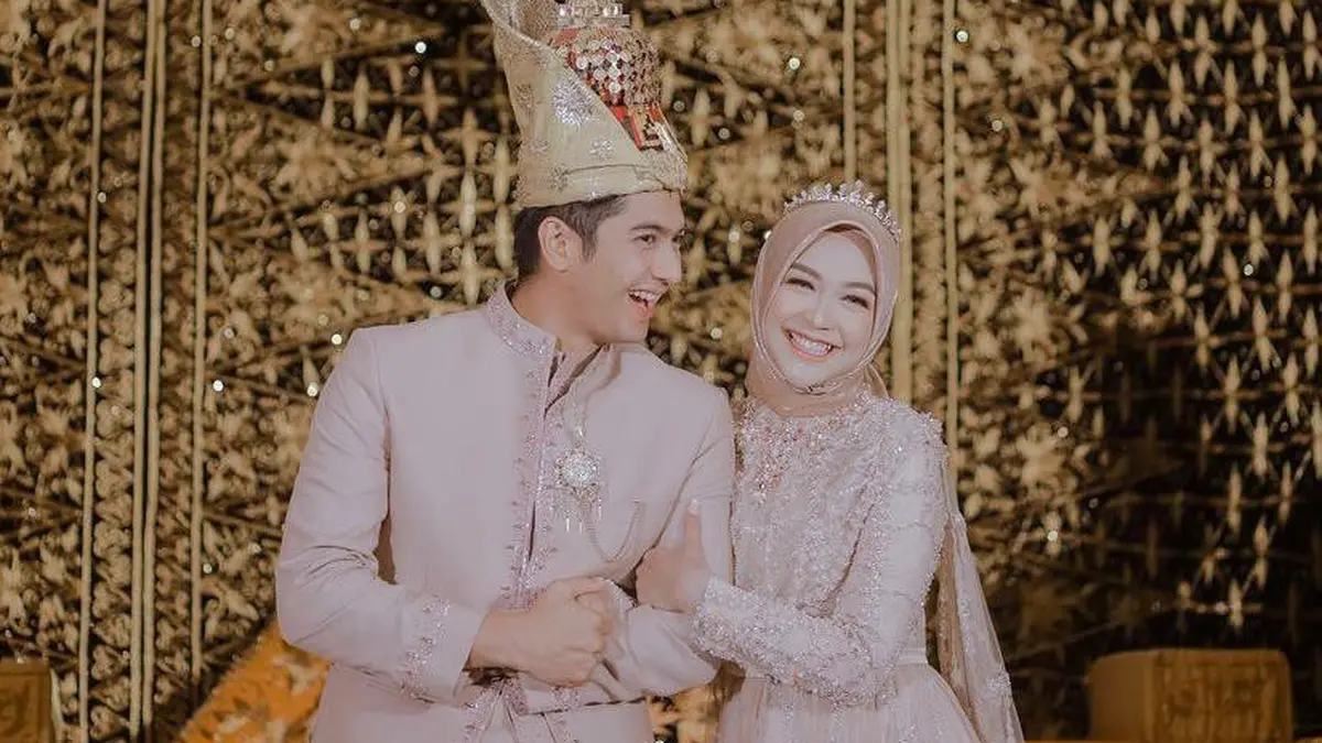 9 Gaya Ria Ricis Pakai Gaun Nuansa Emas dan Mahkota di Acara Ngunduh ...