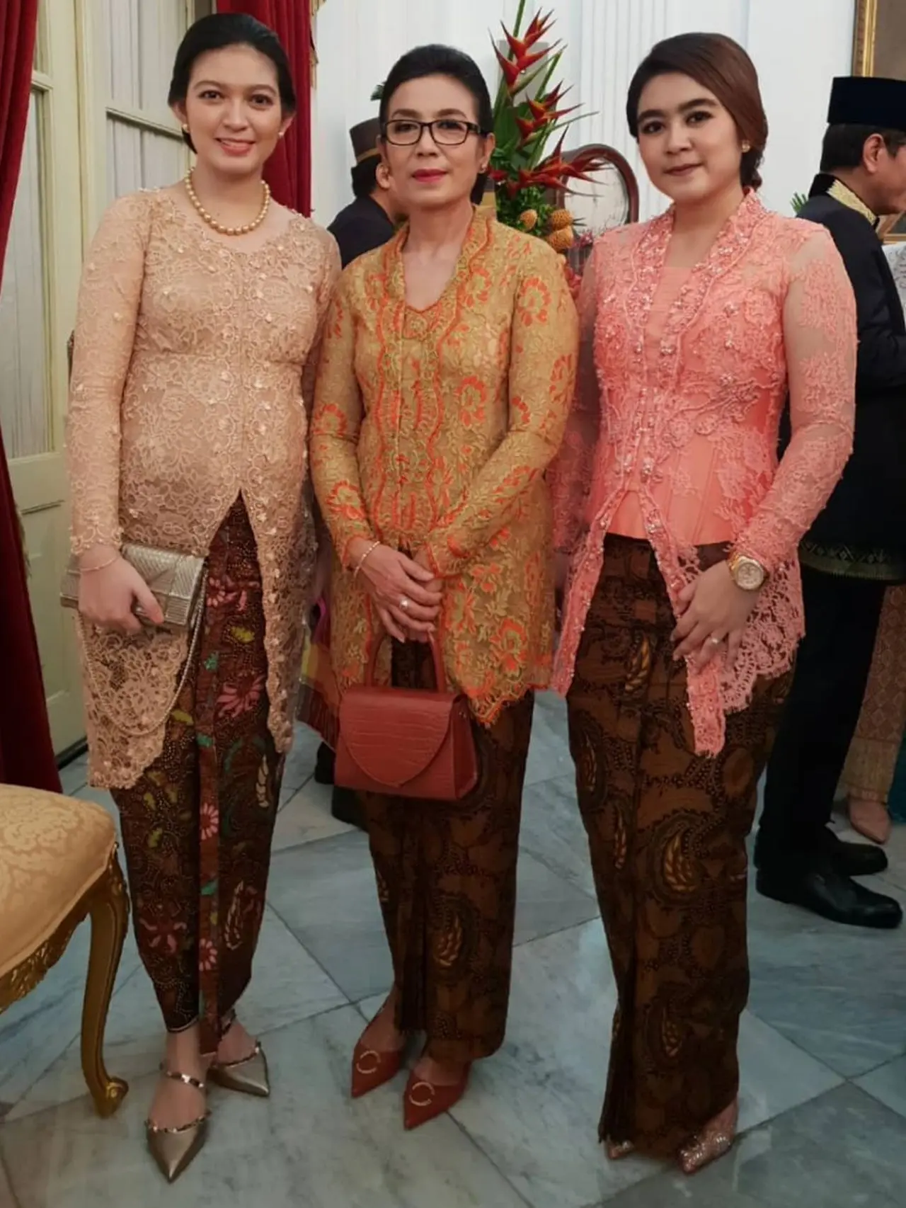 6 Potret Ibu Kandung Selvi Ananda, Mertua Gibran yang Jarang Tersorot - Hot Liputan6.com