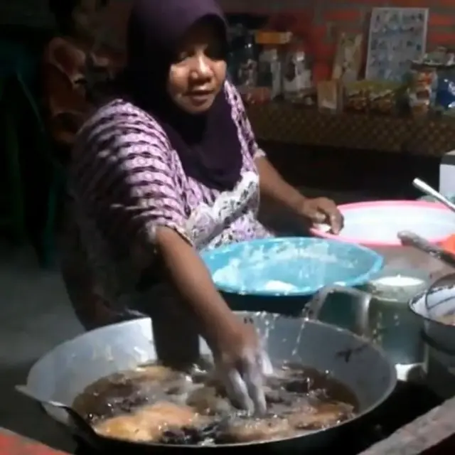 6 Potret Emak-Emak Masak Sambil Duduk Ini Santai Banget, Enggak Takut Gosong - Hot Liputan6.com