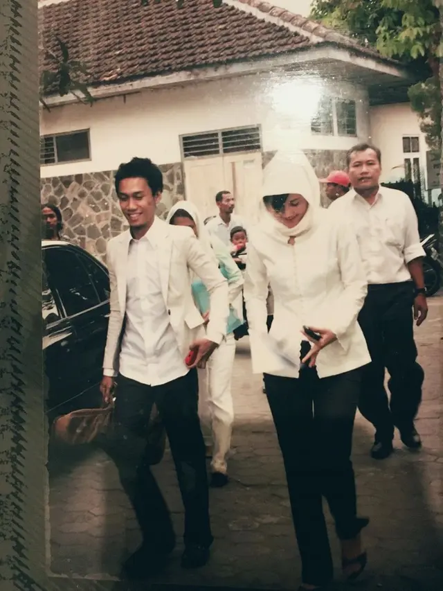 9 Potret Kesederhanaan Istri Personel Sheila On 7, Enggak Neko-Neko