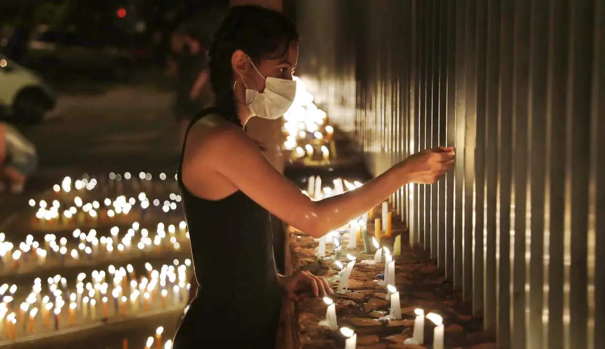 FOTO: Nyala Lilin Mengenang Ribuan Kematian Korban Virus Corona di ...