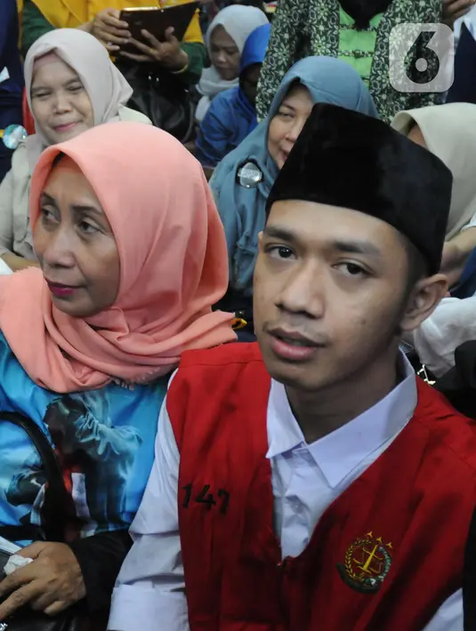 FOTO: Luthfi Si Pembawa Bendera Jalani Sidang Perdana - Foto Liputan6.com