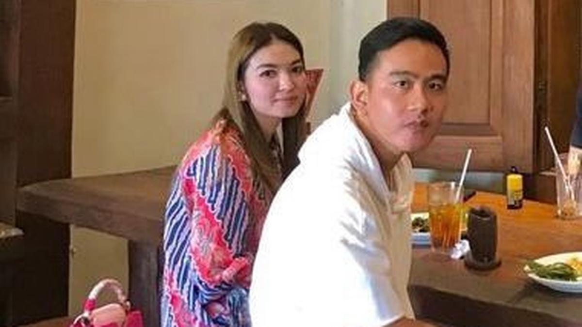 Gaya Elegan Selvi Ananda Kenakan Batik Sambil Membawa Tas Pink Branded ...