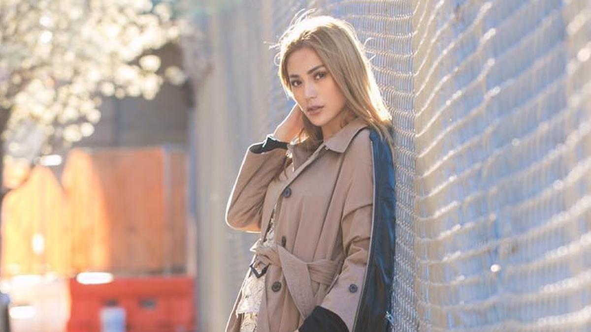 Pangku Anak, Dada Jessica Iskandar Bikin Salah Fokus - ShowBiz Liputan6.com