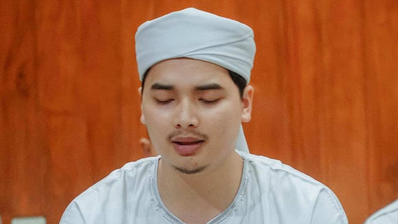 Tangis Alvin Faiz Pecah Saat Cium Kepala Almarhum Habib Hasan
