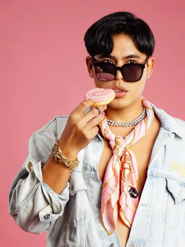 Desainer Tomiyang Pamerkan Koleksi Busana Cloud Bloom, Dunia Seni Jadi Makin Penuh Warna ...