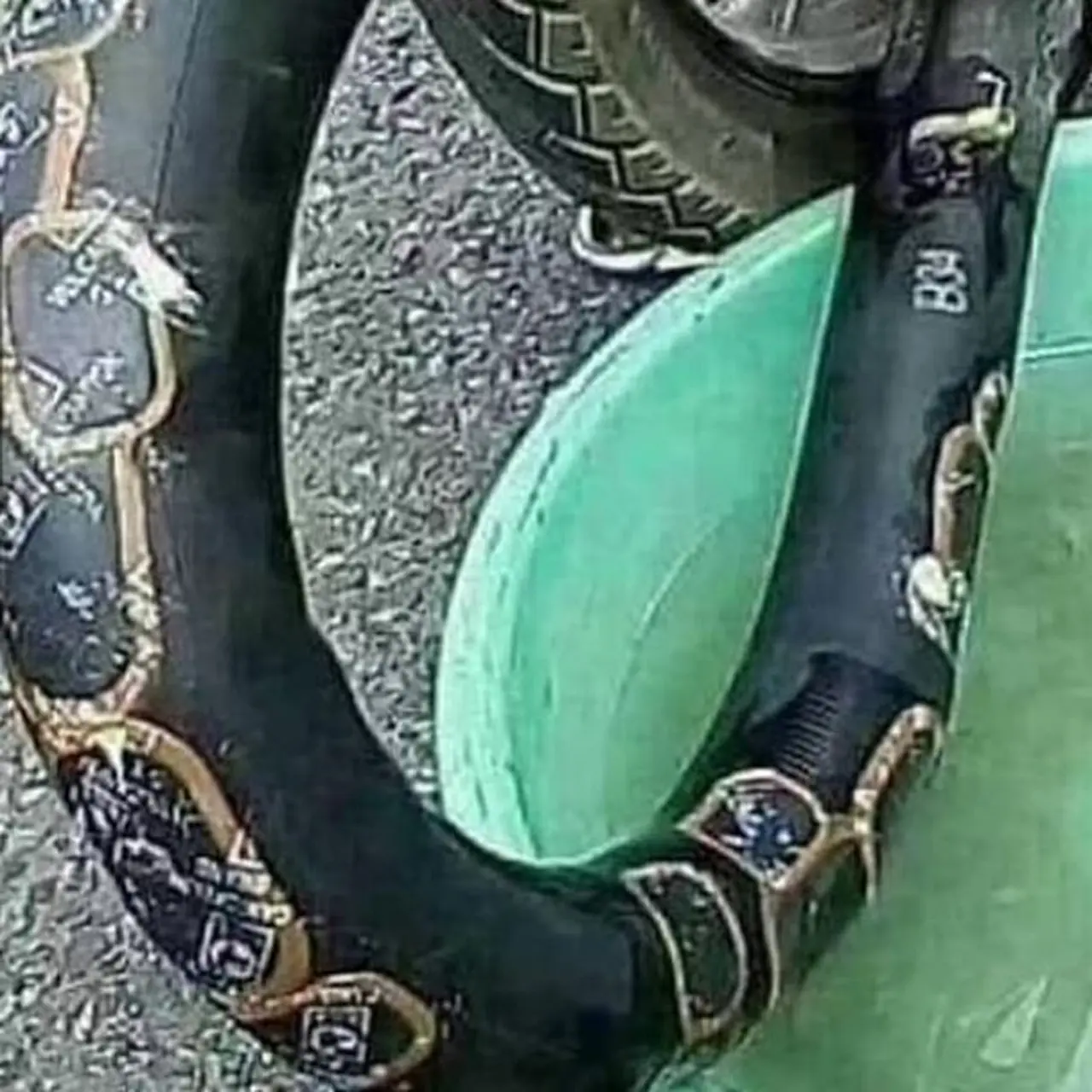 6 Bentuk Ban Kendaraan Bocor Ini Kocak, Bikin Pengendara Elus Dada ...