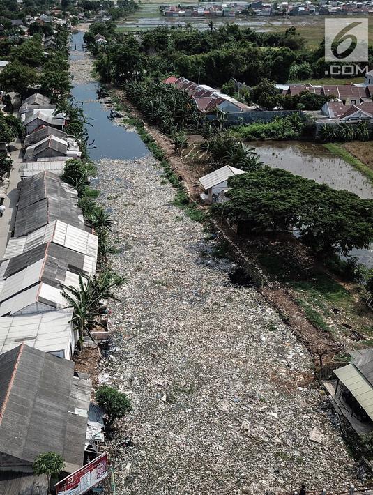 FOTO: Pantauan Udara, Tumpukan Sampah Rumah Tangga Menutupi Kali Pisang Batu - Foto Liputan6.com