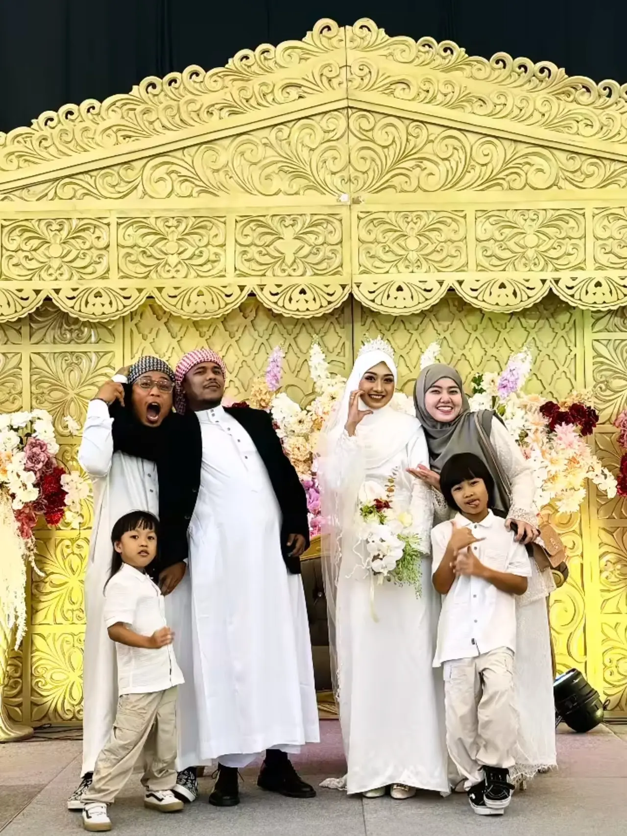 10 Momen Pernikahan Mamat Alkatiri dan Nafha Firah, Tangis Pecah Usai ...