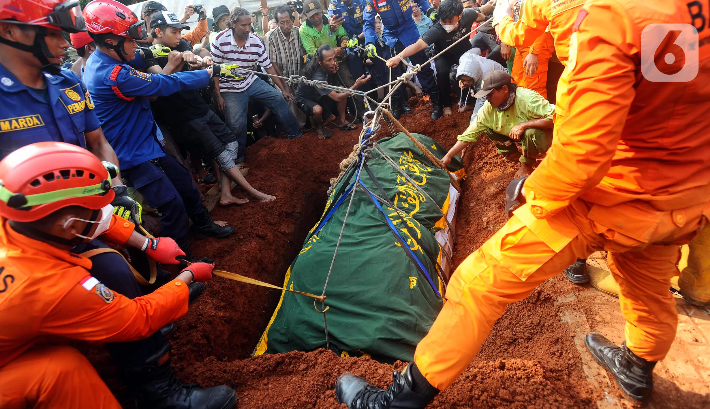 Prosesi Pemakaman Fajri, Pria Obesitas Berbobot 300 Kilogram di TPU ...