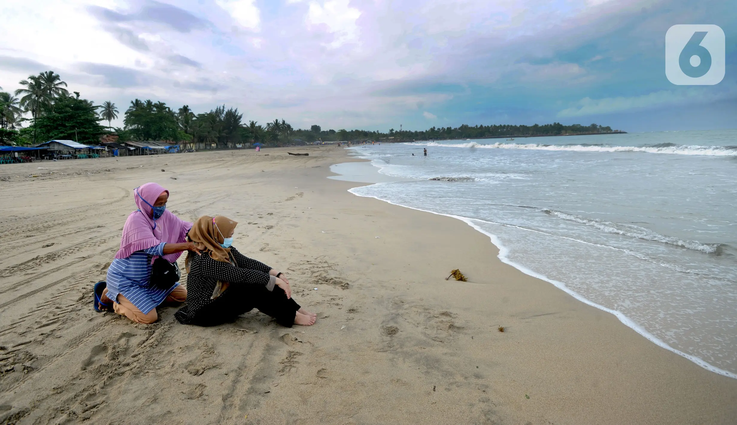 FOTO: Pantai Anyer Kembali Disambangi Wisatawan - Foto Liputan6.com
