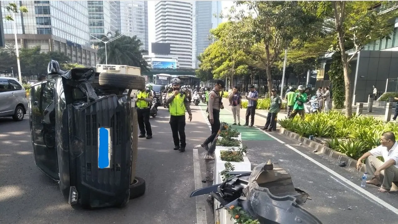 Mobil Terbalik Usai Tabrak Pembatas Jalan di Sudirman, Pengemudi Selamat - News Liputan6.com